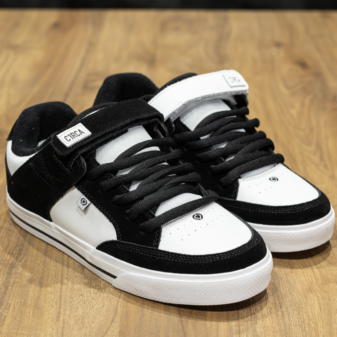 Tenis C1rca 205 Vulc Black White Suede Action Leather